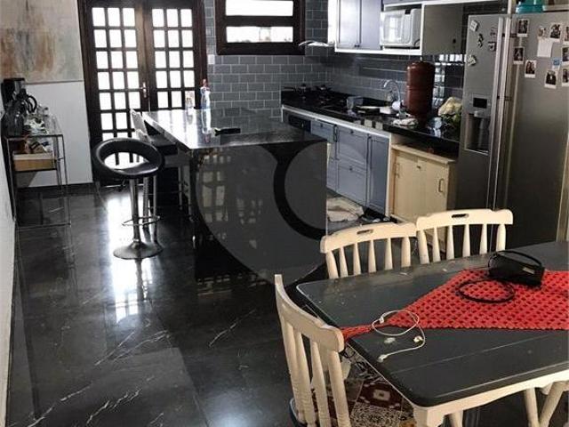 Sobrado à venda com 3 suítes em Vila Oliveira, Mogi das Cruzes