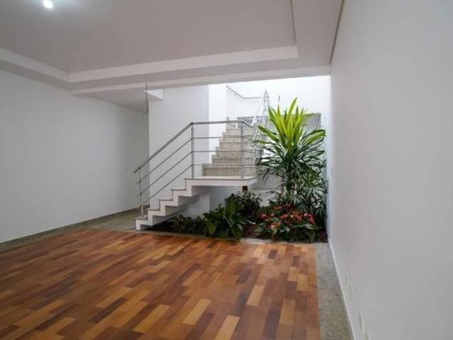 Sobrado à venda com 3 suítes, 4 vagas e 168 m² em Vila Assunção, Santo André