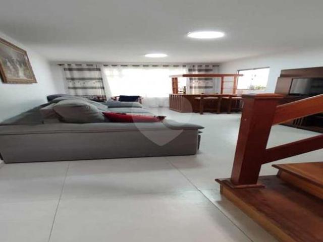 Sobrado à Venda com 3 quartos 2 vagas no Butantã