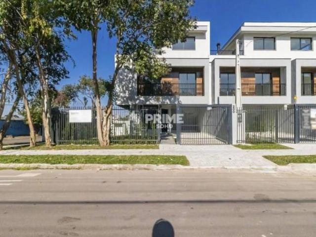 Sobrado à Venda com 3 Quartos e Amplo Terraço