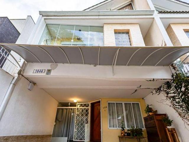 Sobrado à venda com 3 quartos e quintal no bairro Água Verde