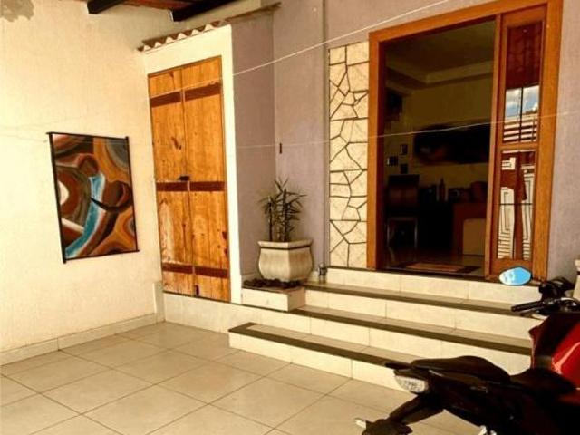 Sobrado a venda com 3 quartos sendo 2 suítes e uma reversivel, Sala 3 ambientes, armários, Divisa