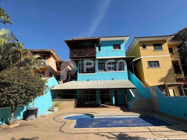 Sobrado à venda com 4 dormitórios, piscina aquecida, churrasqueira e forno e fogão a lenha,salão de