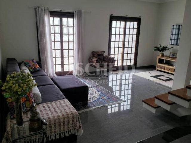 Sobrado á venda com 4 Quartos, 3 suítes e 3 vagas, 267 m² por R$ 975.000,00