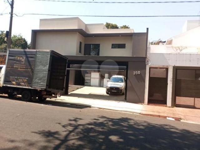 Sobrado à venda com 4 quartos, sendo 2 suítes, em Parque Santa Mônica, São Carlos