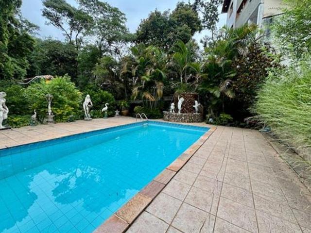 Sobrado à venda com 5 dormitórios, sendo 2 suítes com closet, piscina, salão de festas, área gourmet