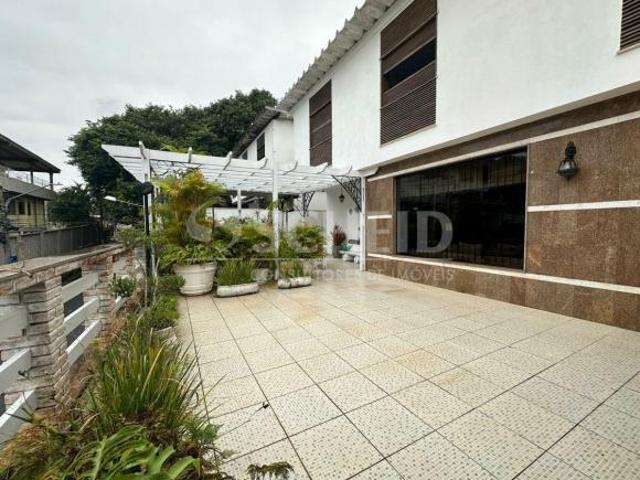 Sobrado a Venda com 5 suíte, 2 vagas