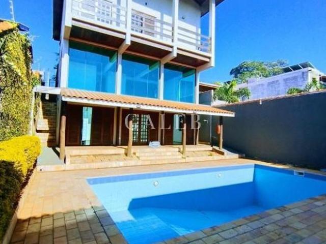 Sobrado à venda com 5 suítes, terreno de 500m²
