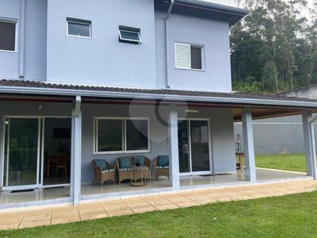 Sobrado com 5 quartos á venda de alto padrão no condomínio Fazenda da Ilha em Embu Guaçu