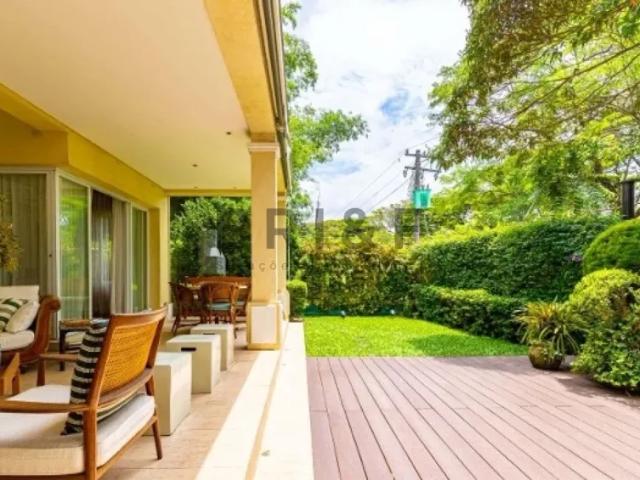 Sobrado a venda com 712m², 4 quartos, 4 suítes e 5 vagas no alto da boa vista