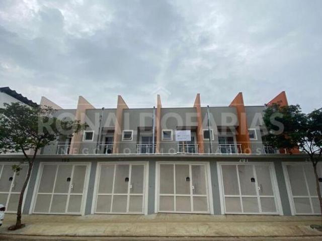Sobrado a venda com 95 m² 03 dormitórios sendo 01 suíte na região da Vila Mascote