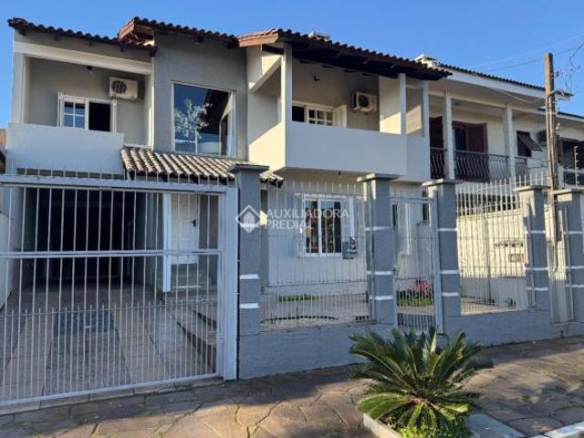 Sobrado à venda de 3 dormitórios, sendo 1 suíte no bairro Moinhos de Vento