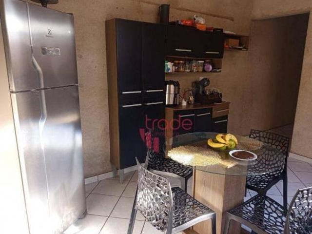 Sobrado à Venda de 04 Quartos sendo 02 Suítes no Bairro Jardim Helena em Ribeirão Preto com Cozinha
