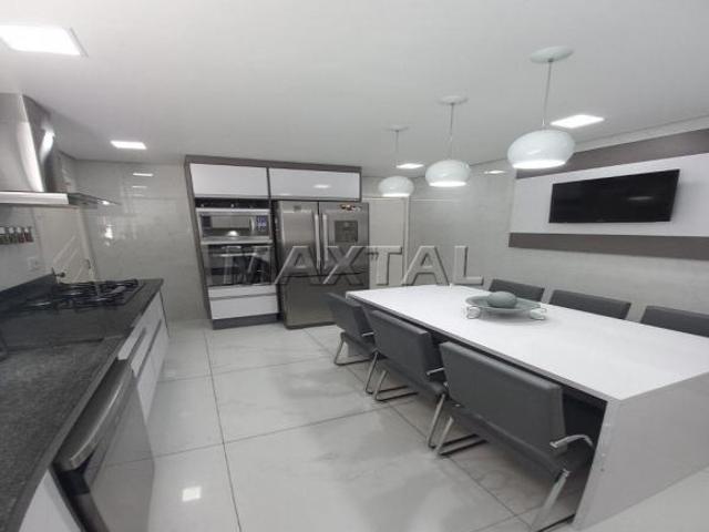Sobrado à venda de 200m². Com 3 dormitórios 3 são suítes, 3 vagas, 4 banheiros e edícula