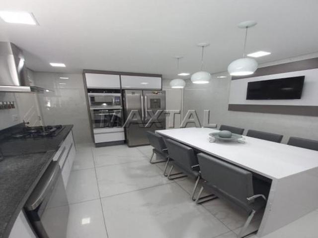 Sobrado à venda de 200m². Com 3 dormitórios 3 são suítes, 3 vagas, 4 banheiros e edícula