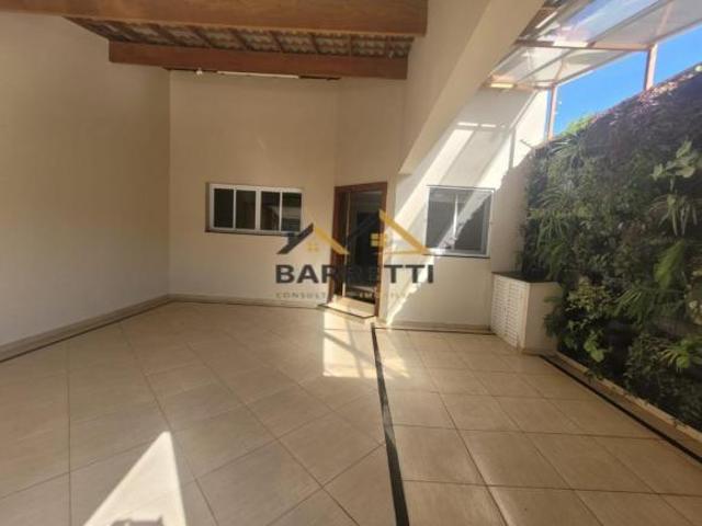 Sobrado à venda de 203m² com 3 quartos, 2 banheiros e 2 vagas de garagem, no bai