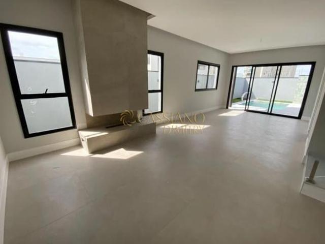 Sobrado à venda de 250m² | 04 dormitórios sendo 04 suítes e 03 vagas de garagem | Condomínio Florada