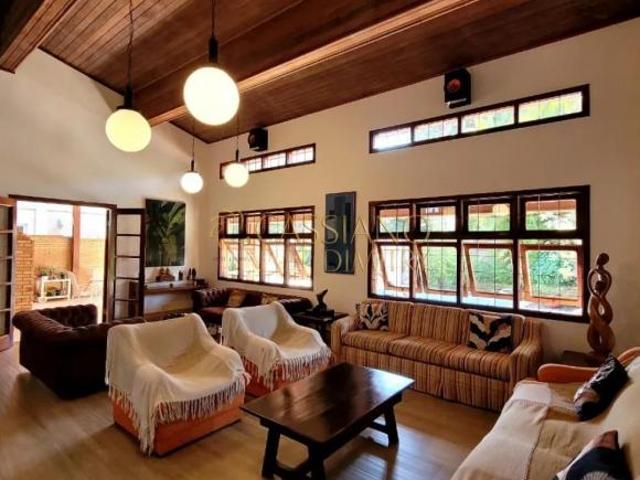 Sobrado à venda de 278m² de área construída | 04 dormitórios, sendo 02 suítes e 04 vagas de garagem