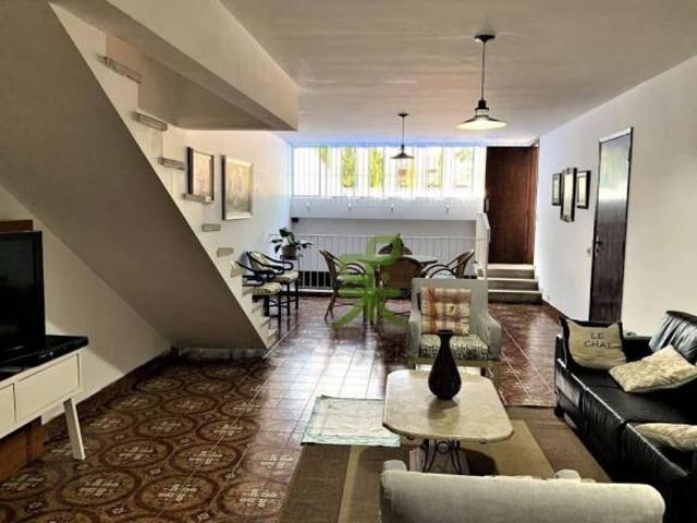 Sobrado à venda de 320m² com 3 dorms, com piscina, churrasqueira, salão de festas em Rolinópolis