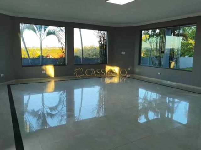 Sobrado à venda de 460m² | 04 dormitórios, sendo 03 suítes e 04 vagas de garagem | Condomínio Chácar