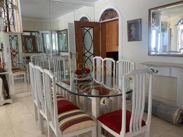 Sobrado à venda de 600m² | 04 dormitórios, sendo todos suítes e 06 vagas de garagem | Condomínio Jar
