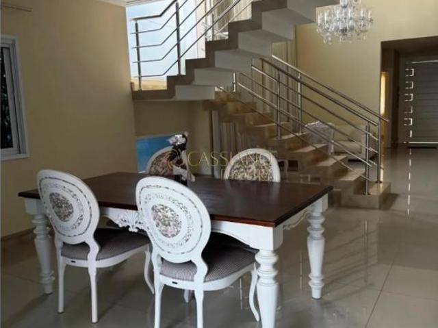 Sobrado à venda de 600m² | 05 dormitórios, sendo 04 suítes e 05 vagas de garagem | Condomínio Villas