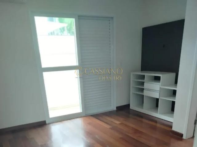 Sobrado à venda de 900m² | 05 dormitórios, sendo suítes e 08 vagas de garagem | Condomínio Residenci