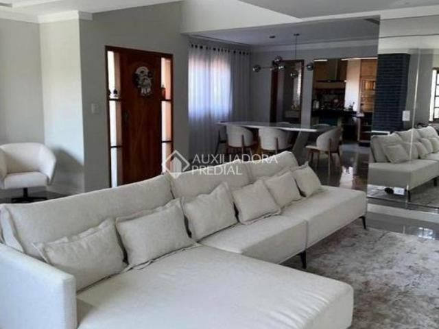 Sobrado à venda de Esquina Alto Padrão Totalmente Mobiliada 420m², 3 suítes, 5 vagas Terra Nov