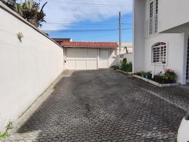 Sobrado á venda dentro de residencial no bairro Cajuru em Curitiba PR