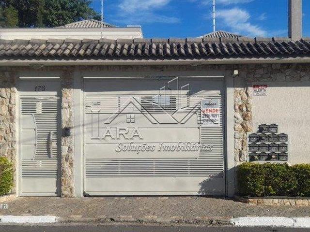 Sobrado à venda em condomínio fechado no Jardim Penha