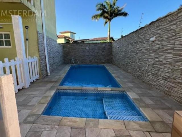Sobrado à venda em condomínio fechado no Rio da Praia, 50 metros da praia, 3 dormitórios sendo 2 suí