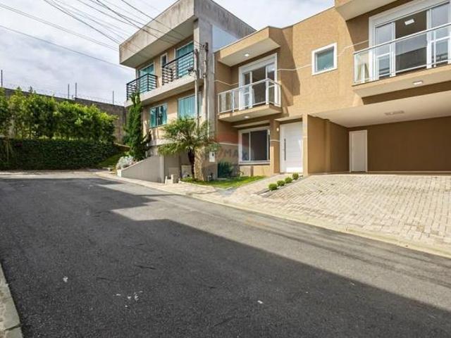 Sobrado à venda em condomínio fechado, com 151m², 3 quartos, sendo 1 suíte, e 2 vagas cobertas, por