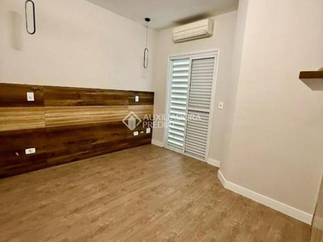 Sobrado à venda em condomínio fechado, 124 m² de área privativa no bairro Vila Homero Thon Santo A