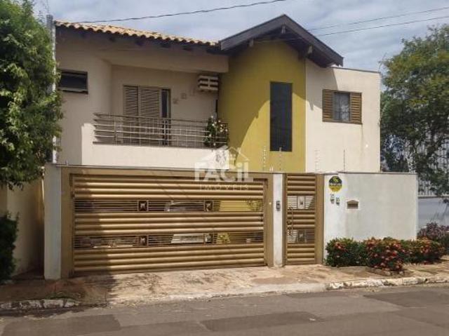 Sobrado à venda em Campo Grande, 4 dormitórios e 207m²
