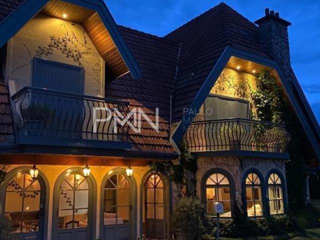 Sobrado à venda em Campos do Jordão, Capivari, com 5 quartos, com 650 m²