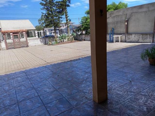 Sobrado à venda em Cidreira com piscina no centro
