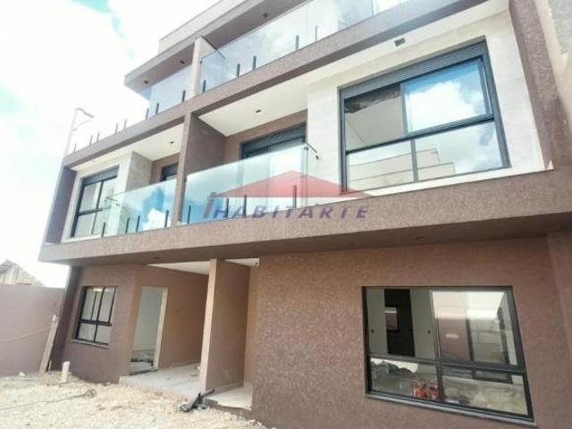 Sobrado à venda em Curitiba PR, bairro Uberaba: 3 quartos, sendo 1 suíte, 1 sala, 2 banheiros, 1 vag