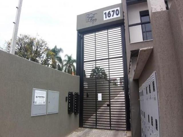 Sobrado à venda em Curitiba PR, bairro Uberaba: 3 quartos, sendo 1 suíte, 4 banheiros, 2 vagas, 130m