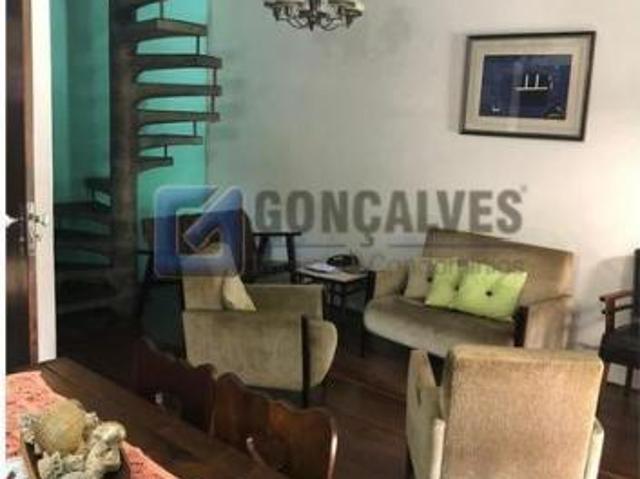 Sobrado à venda em Anchieta, SBC — 5 quartos, 2 vagas e 203 m² de área interna