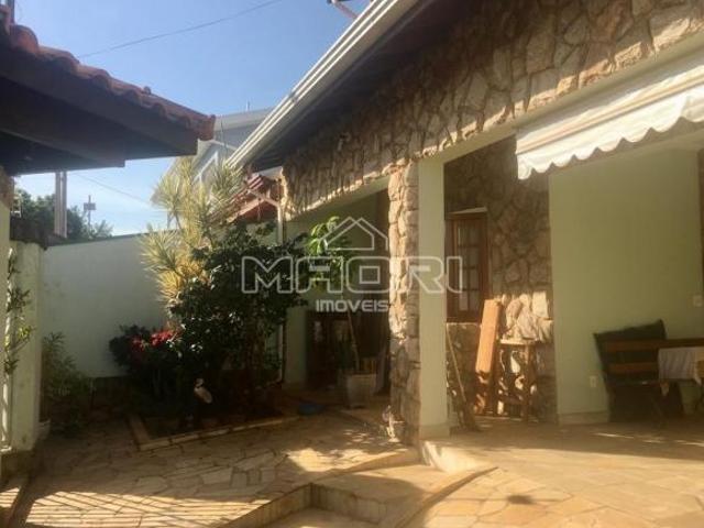 Sobrado à venda em bairro próximo ao centro de Valinhos