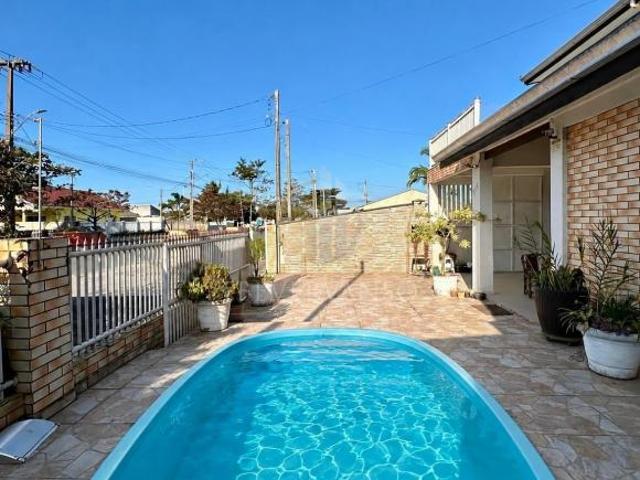 Sobrado à venda em Guaratuba: 3 quartos e 251m² com piscina