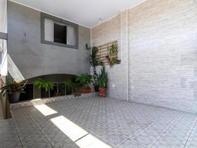 Sobrado à venda em Helena Maria com 4 quartos, 226m²