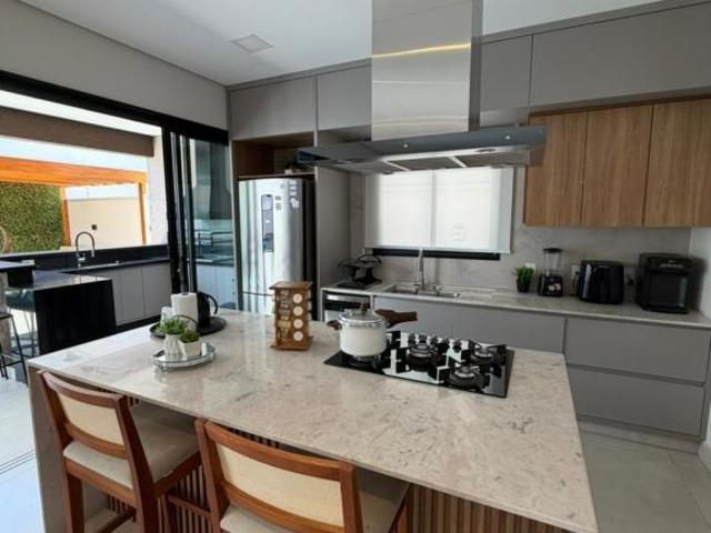 Sobrado à venda em Indaiatuba, Jardim Residencial Maria Dulce, com 3 suítes, com 273.88 m²
