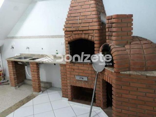 Sobrado à venda em Jardim Bela Vista, Santo André — 3 quartos, 4 vagas, aceita permuta