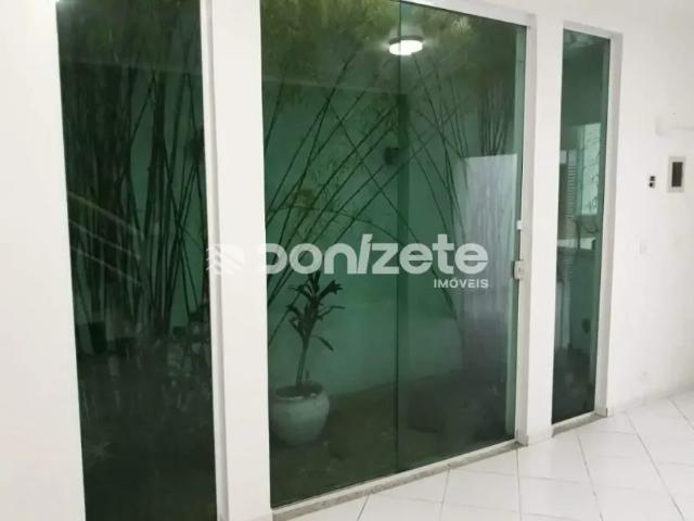Sobrado à venda em Jardim Bela Vista, Santo André — 3 quartos, 4 vagas, aceita permuta