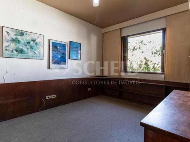 Sobrado á Venda em Moema com 209m², 5 quartos sendo 1 suíte, 2 vagas