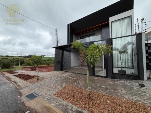Sobrado à venda em Maringá, Jardim Munique, com 4 quartos, 261 m², alto padrão com piscina
