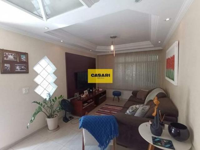 Sobrado à venda em São Bernardo – 2 suítes, closet, quintal amplo e 2 vagas próximo à Av. Prestes Ma