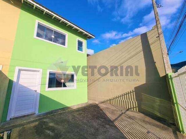 Sobrado à venda em São Sebastião, Canto do Mar, com 2 quartos, 68m²