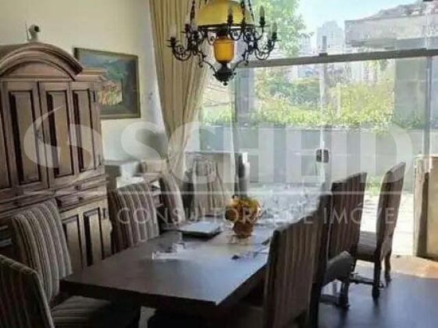 Sobrado à Venda em Santo Amaro ? 5 Quartos, 3 Suítes e 300m²